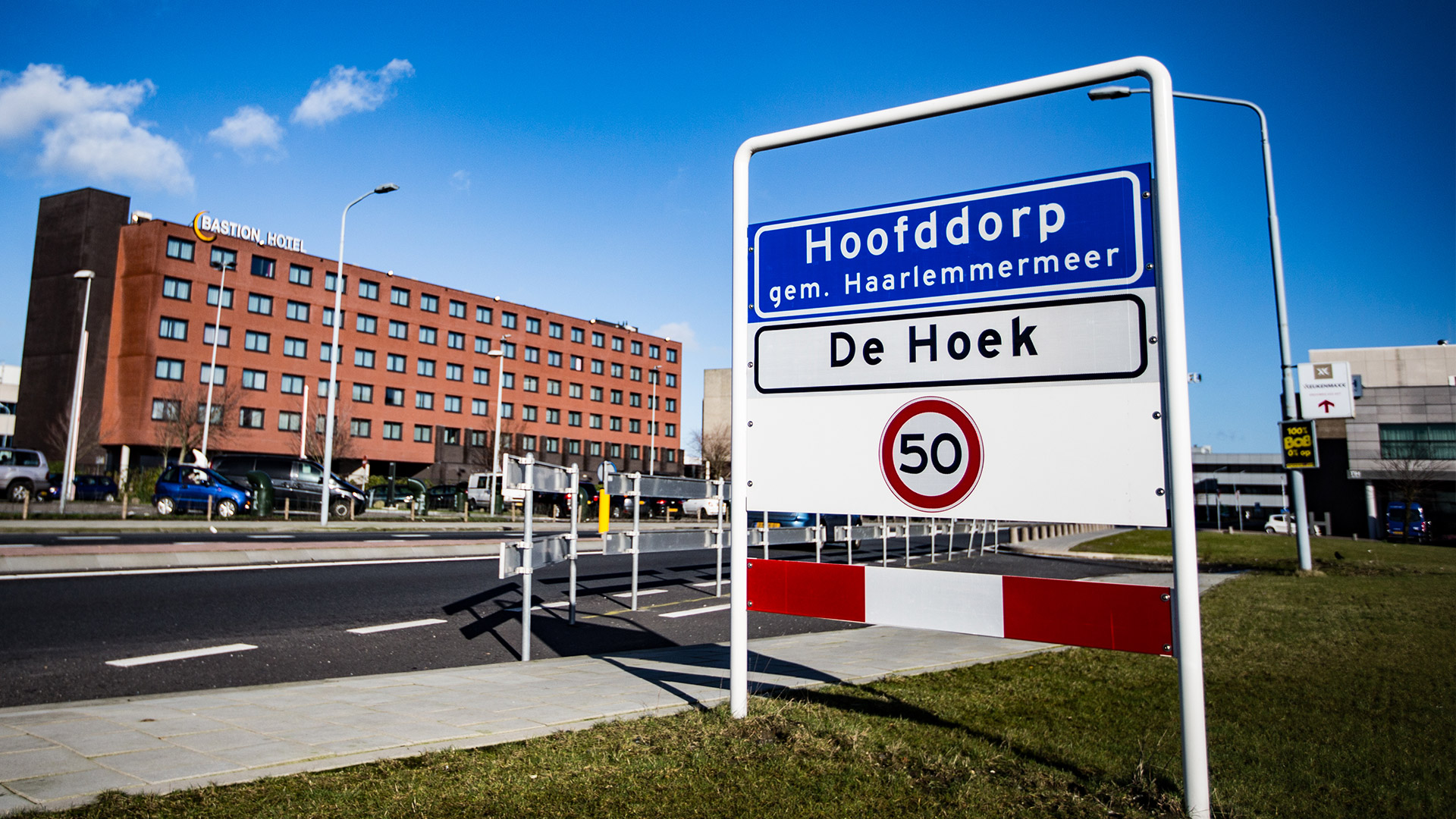 Drama op een galerij in Hoofddorp, man zakt door de vloer en valt ...